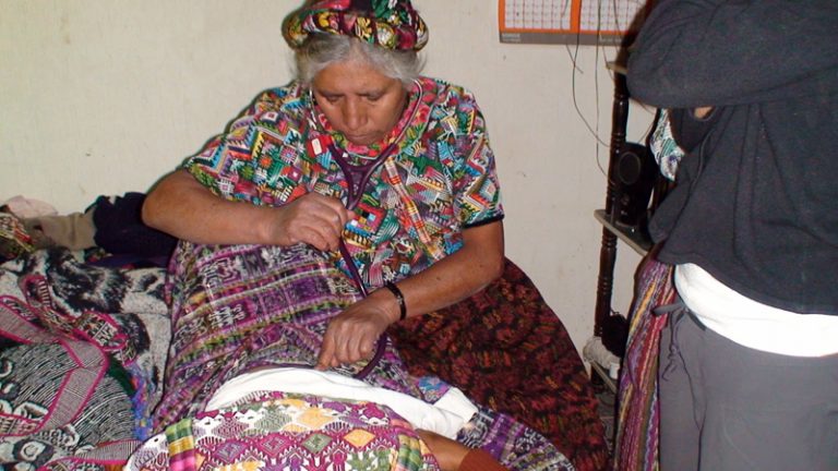 Implementarán acciones para dignificar a las comadronas - Agencia Guatemalteca de Noticias