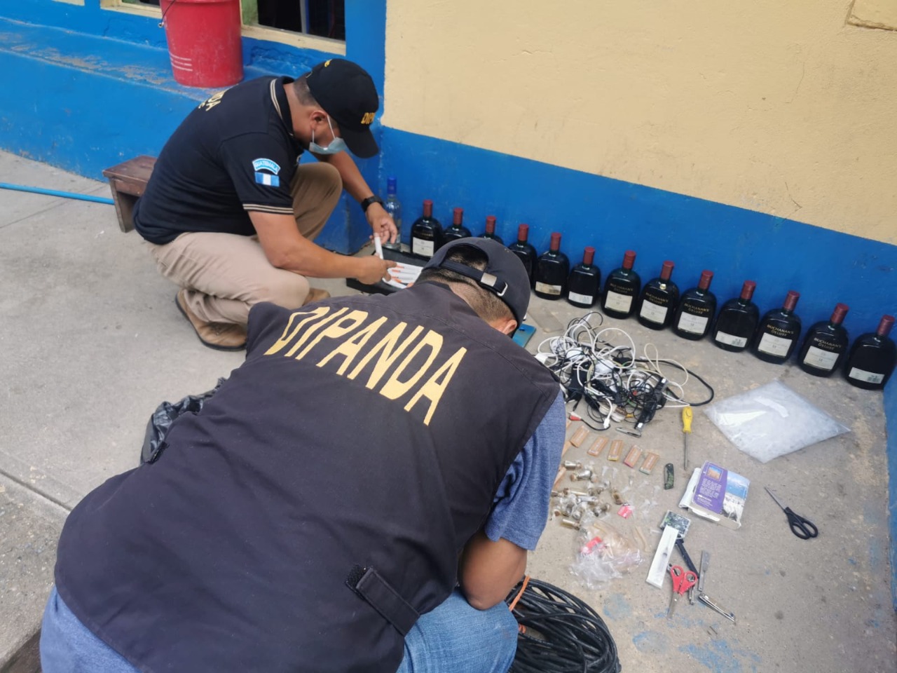 Localizan licor y celulares durante requisa en centro preventivo de Puerto Barrios, Izabal ...
