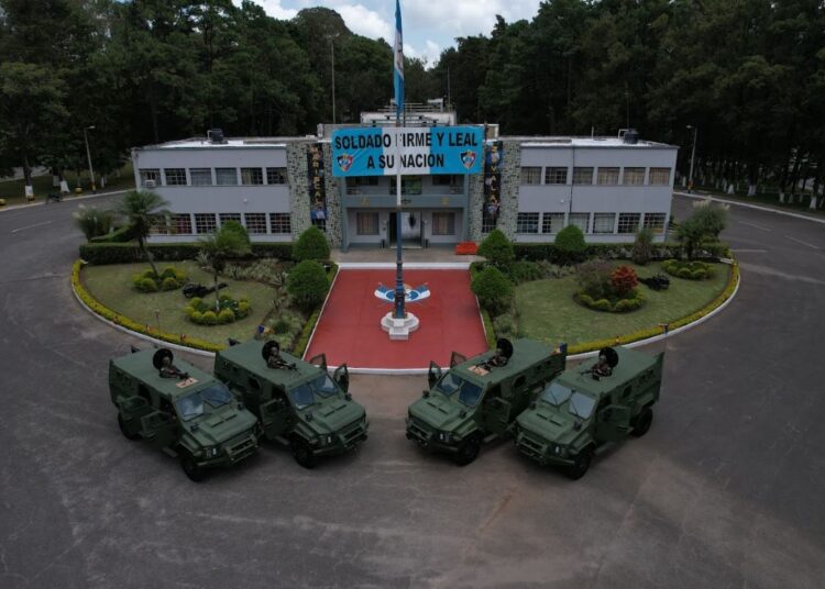 Presidente entrega cuatro vehículos tácticos pesados al Ejército de ...